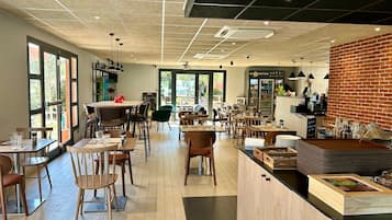 Pequenos-almoços, almoços, jantares servidos, cozinha francesa