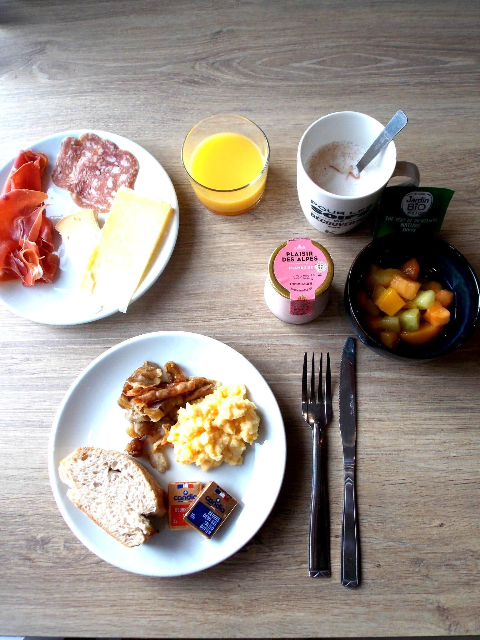 Café da manhã com buffet diário (EUR 14.90 por pessoa) 