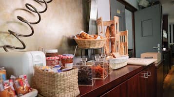 Café da manhã com buffet diário (EUR 14.90 por pessoa)