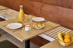 Café da manhã com buffet todos os dias mediante uma taxa