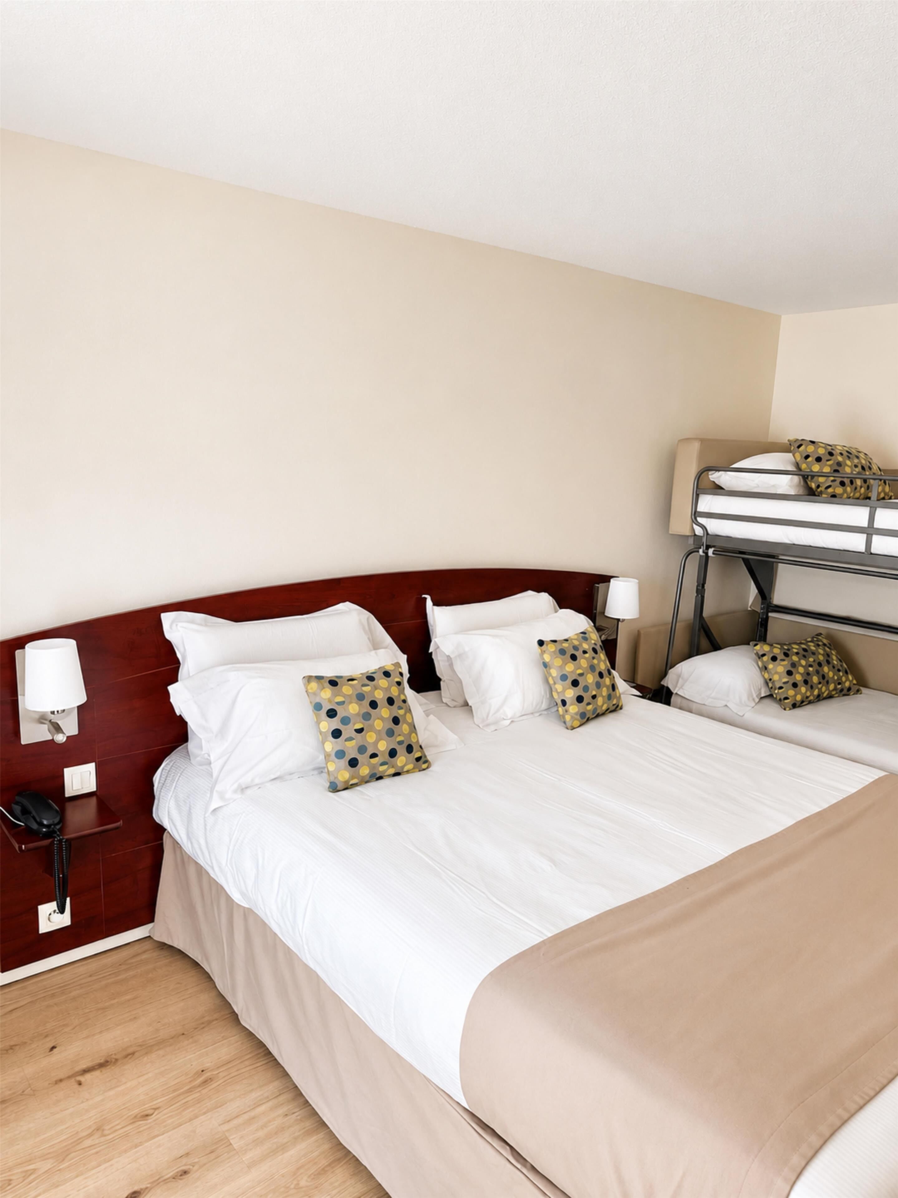 Quarto Standard, várias camas (1 double bed + 1 bunk bed) | Secretária, quartos insonorizados, Wi-fi grátis 