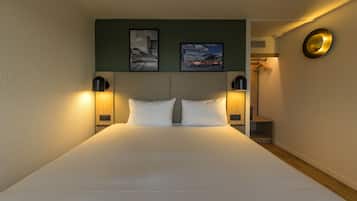 Quarto Standard, 1 cama de casal | Roupa de alta qualidade, secretária, cortinas/cortinados opacos