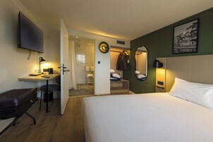 Quarto Standard, 1 cama de casal | Roupa de alta qualidade, secretária, cortinas/cortinados opacos