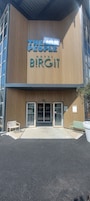 Um edifício moderno com uma placa que diz "The Bar People Birdit".