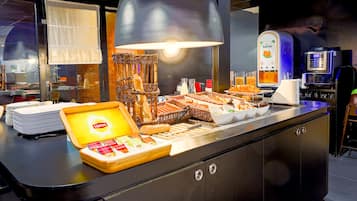 Café da manhã com buffet todos os dias (EUR 5.90 por pessoa)