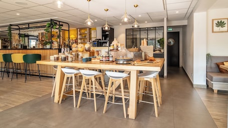 Pequeno-almoço tipo buffet diário (14.90 EUR por pessoa) . Campanile NATURE - Limoges Nord