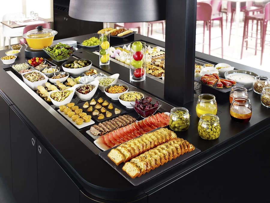 Pequenos-almoços, almoços, jantares servidos, cozinha francesa