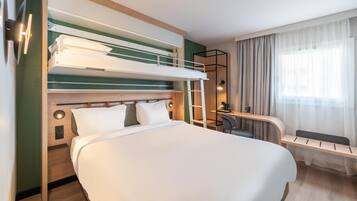 Quarto Standard, várias camas | Roupa de alta qualidade, secretária, cortinas/cortinados opacos