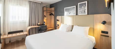 Quarto Superior, 1 cama king-size | Roupa de alta qualidade, secretária, cortinas/cortinados opacos