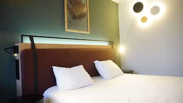 Quarto superior, 1 cama de casal | Ferros/tábuas de passar roupa, Wi-Fi de cortesia, roupa de cama