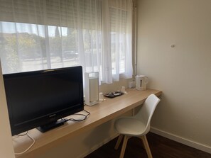 Secretária, secretária adequada para computadores portáteis 