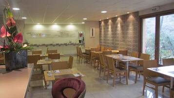 Café da manhã com buffet diário (EUR 12.50 por pessoa)