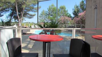 Piscina externa, espreguiçadeiras