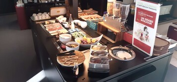 Pequeno-almoço tipo buffet diário (14.90 EUR por pessoa) 