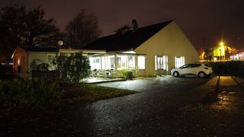 Fachada do alojamento (tarde/noite)