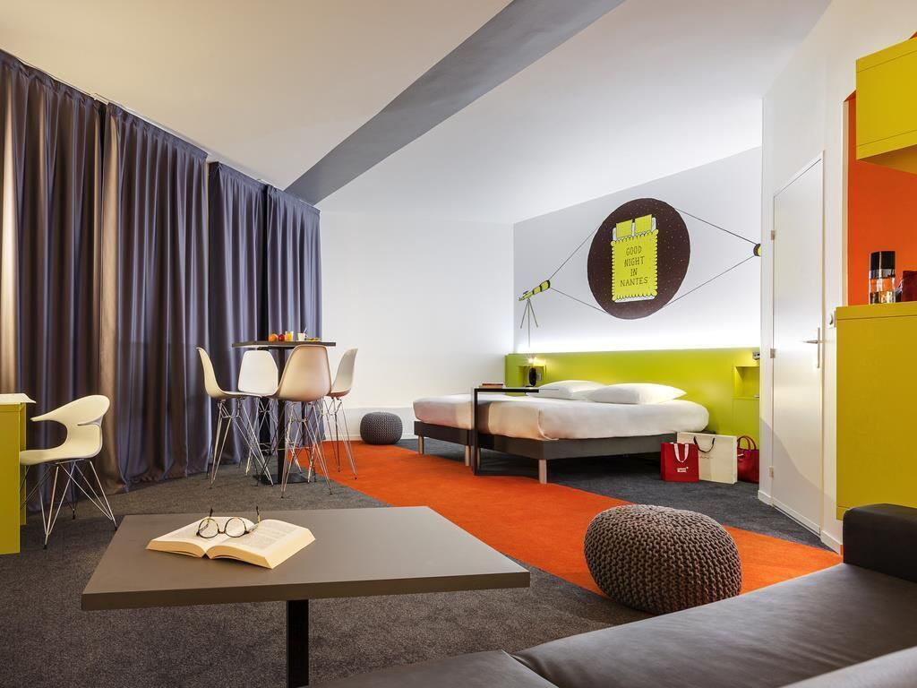 Suite Familiar, várias camas (Standard) | Roupa de alta qualidade, minibar, cofre no quarto, secretária 