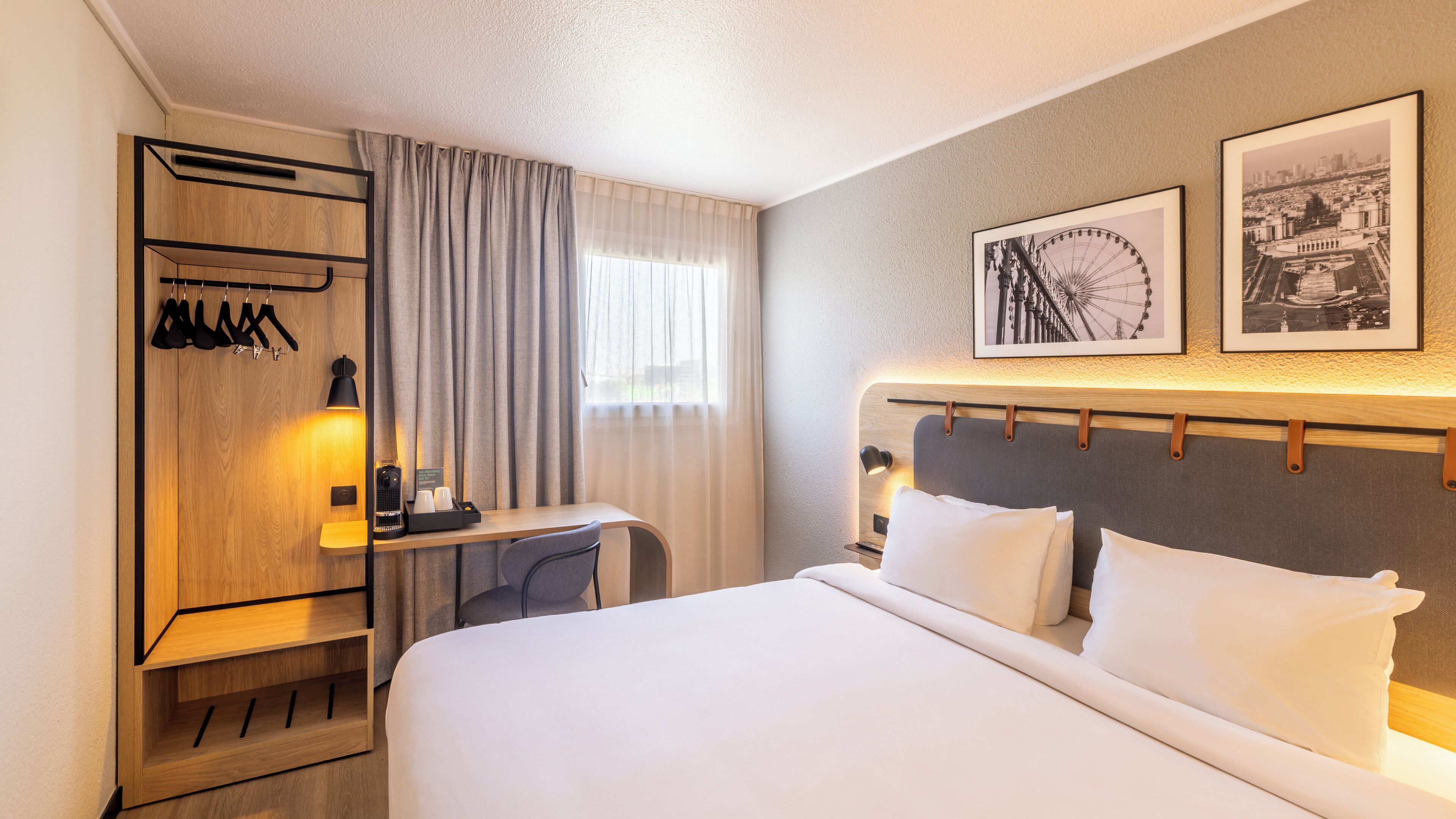 Quarto superior, 1 cama King | Roupas de cama premium, escrivaninha, cortinas blackout