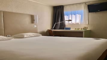Quarto Standard, 1 cama de casal | Roupa de alta qualidade, secretária, cortinas/cortinados opacos