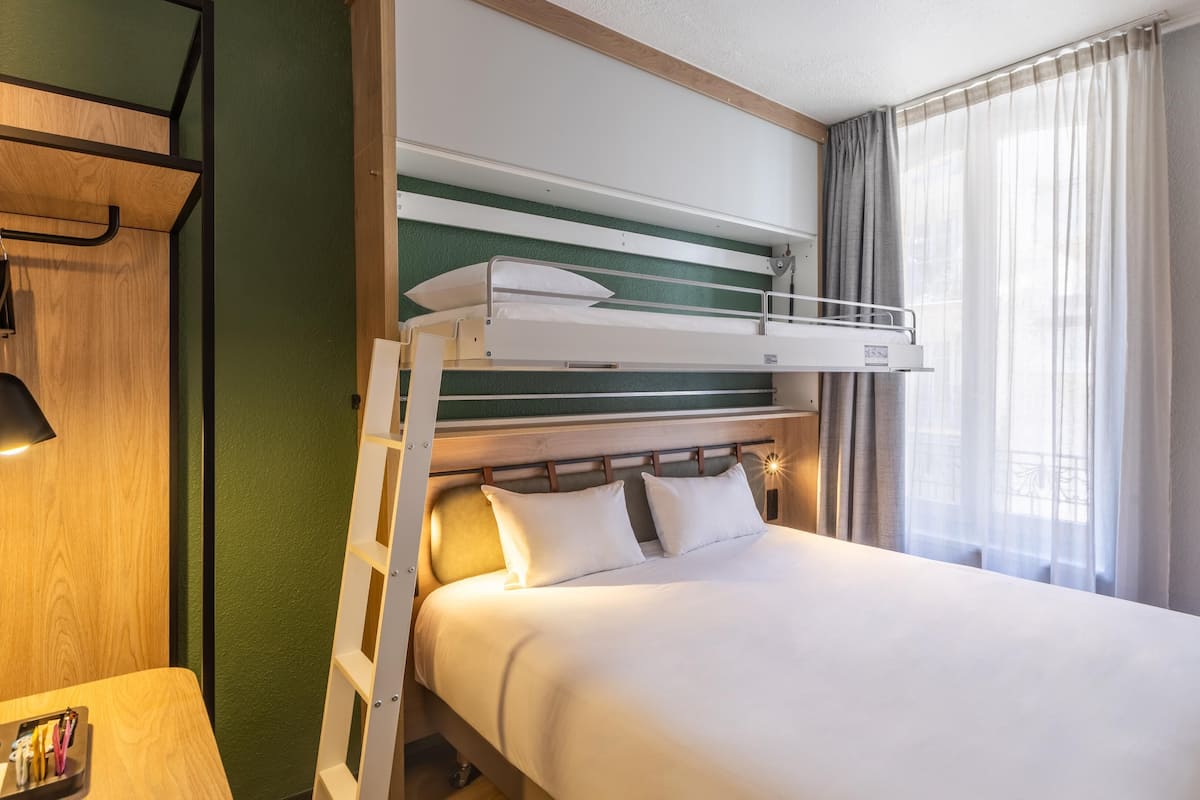Quarto standard, várias camas | Roupas de cama premium, escrivaninha, espaço de trabalho para notebook