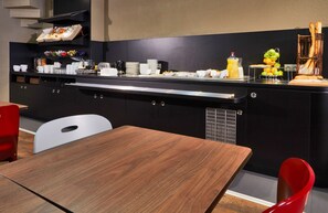 Pequeno-almoço tipo buffet diário (14.9 EUR por pessoa) 