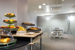 Café da manhã com buffet todos os dias (EUR 14 por pessoa) 