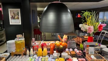 Café da manhã com buffet todos os dias (EUR 13.9 por pessoa)
