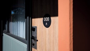 Uma porta com uma placa indicando "008" e uma fechadura.