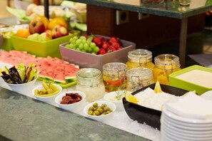 Pequeno-almoço tipo buffet diário mediante uma taxa 