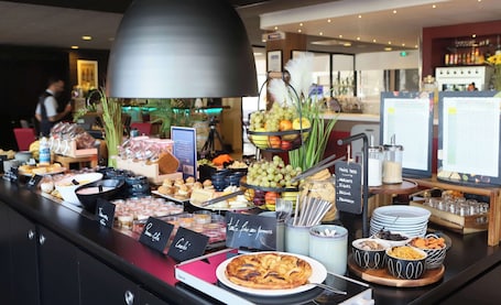 Buffet. CAMPANILE TOULOUSE SUD BALMA - Cité de l'Espace