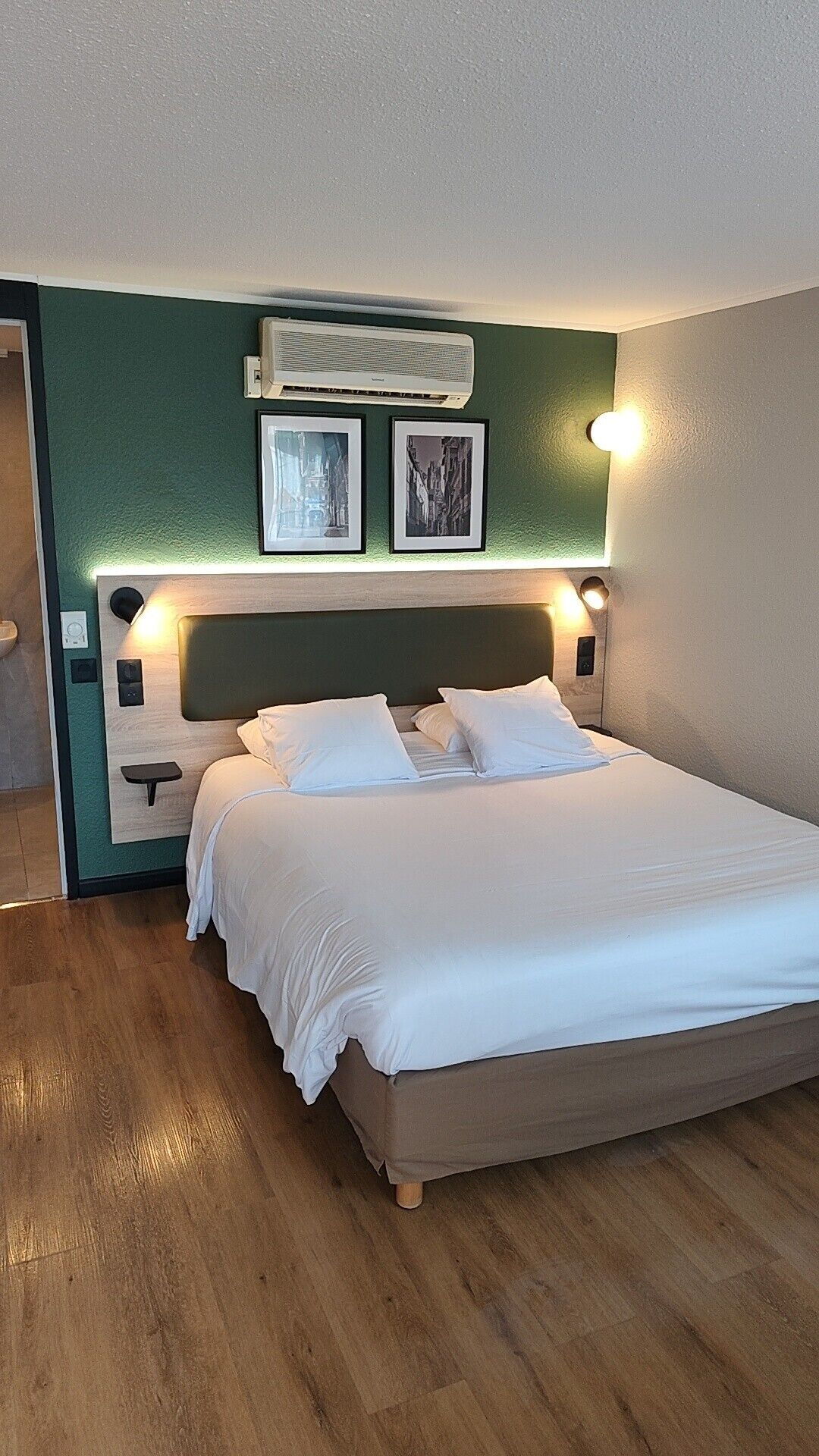 Quarto standard, 1 cama de casal | Roupas de cama premium, escrivaninha, cortinas blackout