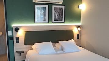 Quarto standard, 1 cama de casal | Roupas de cama premium, escrivaninha, cortinas blackout