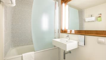Quarto standard, 1 cama de casal | Banheiro | Produtos de toalete biodegradáveis, toalhas de banho