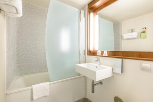 Quarto standard, 1 cama de casal | Banheiro | Produtos de toalete biodegradáveis, toalhas de banho