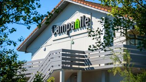 Um edifício com uma placa que diz 'Campanile'.