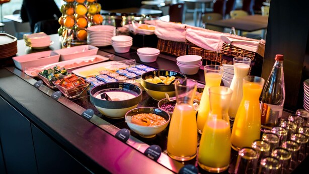 Um buffet com diversos alimentos e bebidas.
