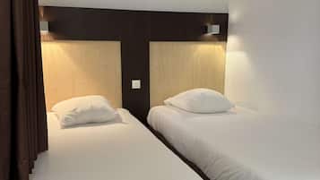 Quarto, várias camas | Secretária, quartos insonorizados, Wi-fi grátis