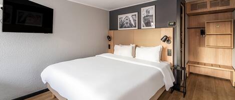 Quarto superior, 1 cama King | Roupas de cama premium, escrivaninha, cortinas blackout