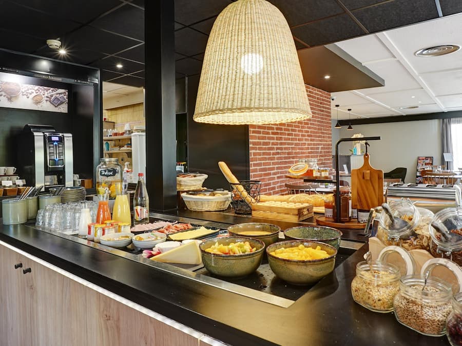 Pequeno-almoço tipo buffet diário mediante uma taxa