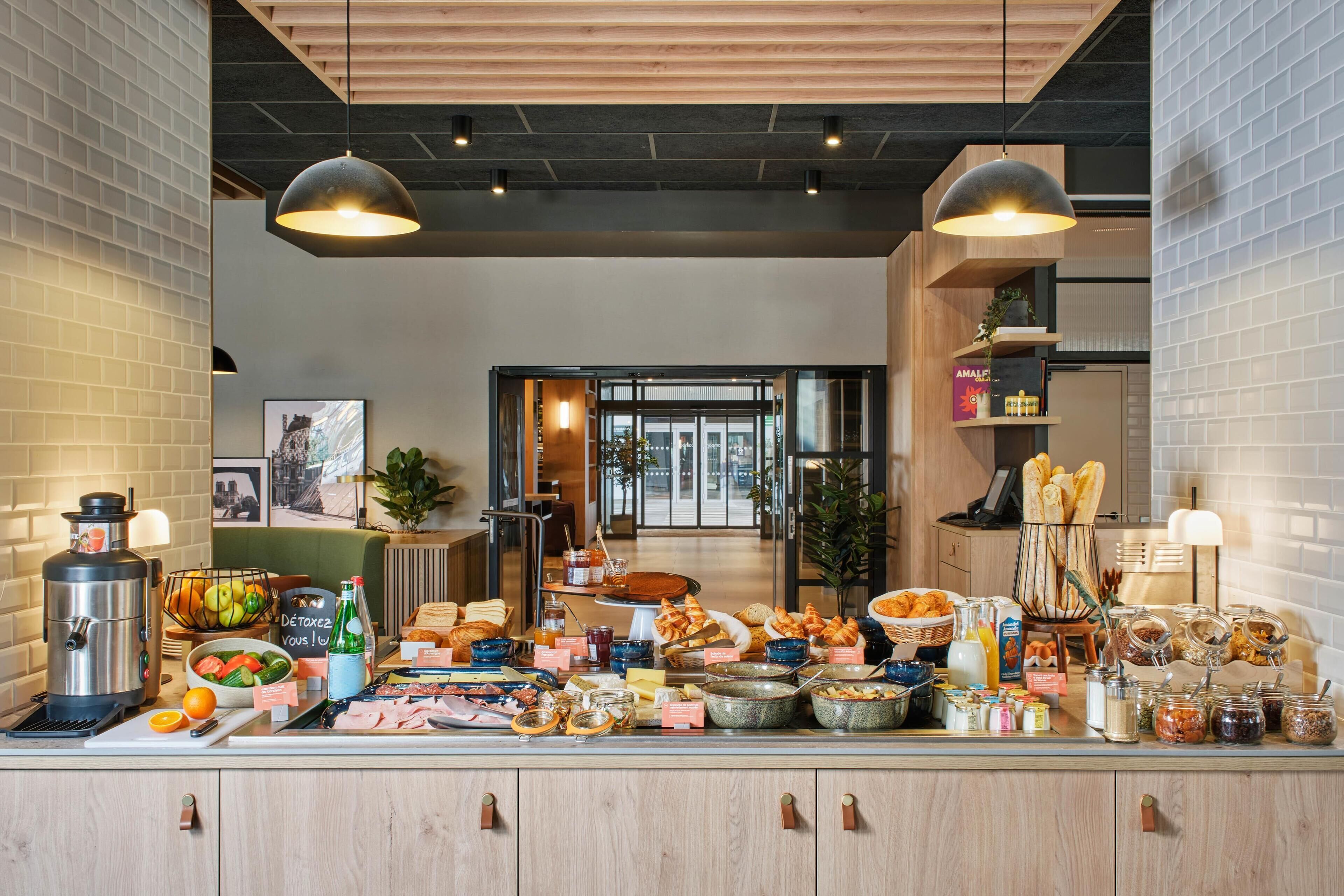 Café da manhã com buffet diário (EUR 16.90 por pessoa) 