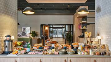 Café da manhã com buffet diário (EUR 16.90 por pessoa)