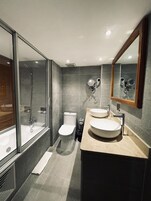 Executive Superior Room, Sea View | Banheiro | Chuveiro com efeito de chuva, produtos de toalete de grife