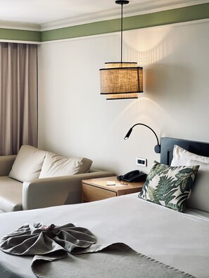 Executive Superior Room, Sea View | Edredons de pluma, frigobar, cofres nos quartos, escrivaninha