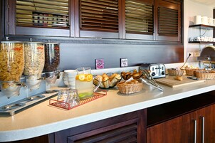 Café da manhã com buffet todos os dias (EUR 12 por pessoa) 