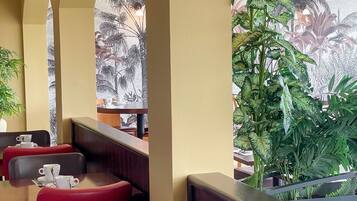 Café da manhã com buffet todos os dias (EUR 12 por pessoa)