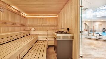 Uma sauna com bancos de madeira e um aquecedor de pedra.