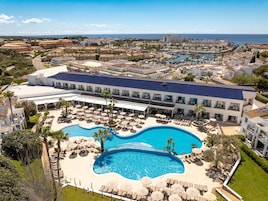 2 piscinas exteriores, guarda-sóis, espreguiçadeiras