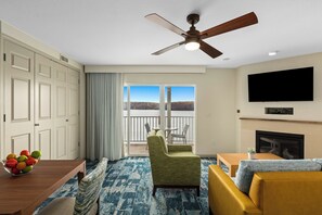 Televisor LCD, lareira, leitor de DVD