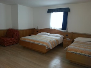 Quarto Quádruplo, vista para a montanha | Cofre no quarto, secretária, berços/camas para crianças grátis 