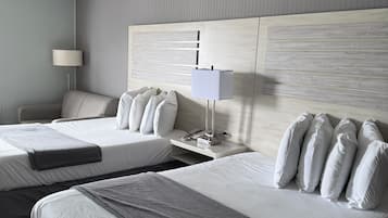 Quarto Duplo Deluxe, várias camas, kitchenette | Ferro/tábua de engomar, Wi-fi grátis, roupa de cama fornecida