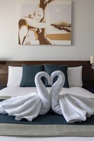 Quarto Duplo (Sea View) | Camas de colchão Select Comfort, cofre no quarto, secretária 